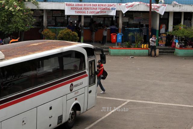 FOTO PENUTUPAN TERMINAL LEBAK BULUS : Baliho Penolakan Penutupan - Espos.id | Espos Indonesia ...