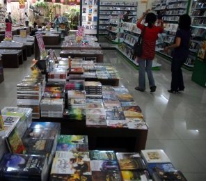 TOKO BUKU TOGAMAS Pasarkan Buku Kuliah Murah - Espos.id
