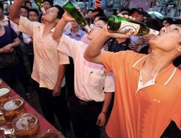 MINUM BIR: Penduduk China Peminum Bir Terbesar di Dunia - Espos.id