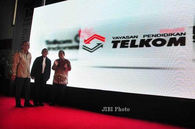 FOTO PELUNCURAN LOGO BARU TELKOM SCHOOL : Menunjukkan Logo Baru Telkom ...