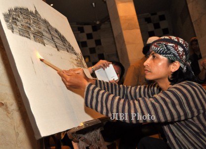 FOTO MELUKIS MENGGUNAKAN BARA API : Lukisan Candi Borobudur - Espos.id