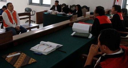 FOTO PEMBOBOLAN REKENING BANK : Ini Dia Tampang Pembobol Rp21 Miliar ...