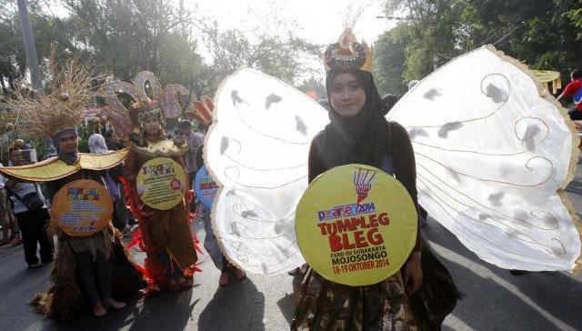 FOTO PASAR SENI 2013 : Gaun Daur Ulang Dipamerkan di CFD Solo - Espos.id
