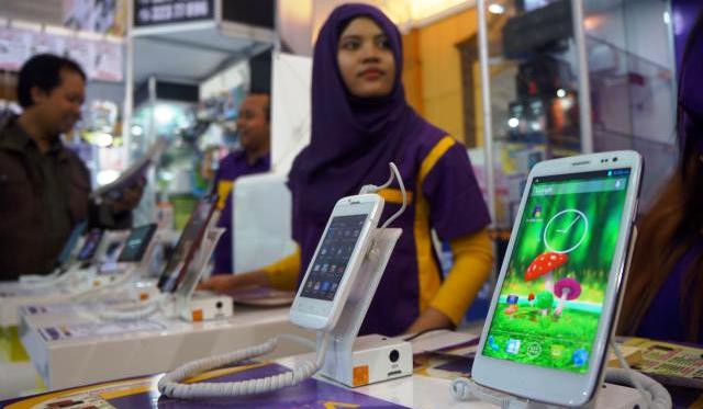FOTO SMARTPHONE MURAH : V-Gen Meriahkan Pameran Apkomindo Solo - Espos.id