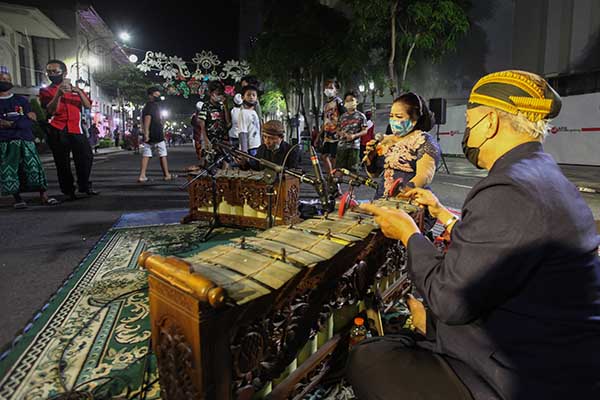 Jalan-Jalan Menikmati Aneka Kuliner & Kesenian di Jl Tunjungan Surabaya ...