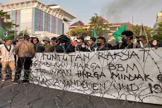 Demo 11 April di Kantor Gubernur Jateng Diwarnai Aksi Bakar Ban - Espos ...