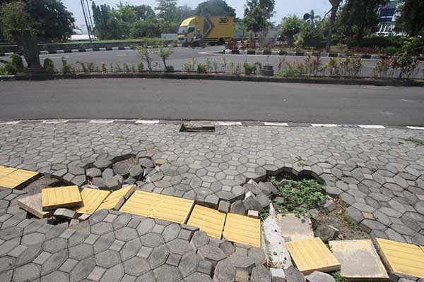 Guiding Block Tunanetra di Pedestrian Jl Ir Sutami Solo Ambrol, Ini ...