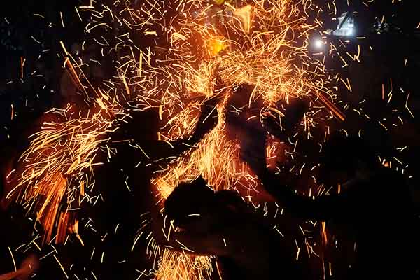 Tradisi Perang Api di Bali, Ritual Sembahyang Bulan Purnama Keempat ...