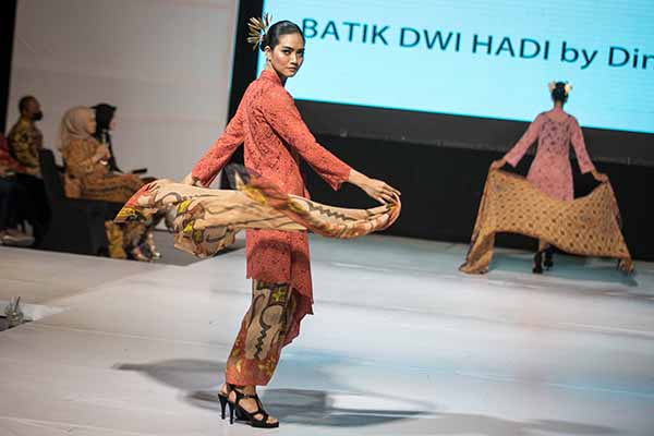 Peragaan Busana Solo Batik Fashion 2022, Tampilkan Karya 125 Desainer - Espos.id | Espos ...