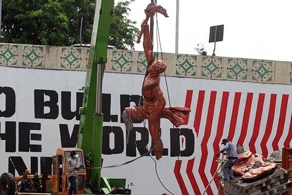 Patung Obor Manahan Solo Dipindah, Ini Potret Proses Pembongkaran ...