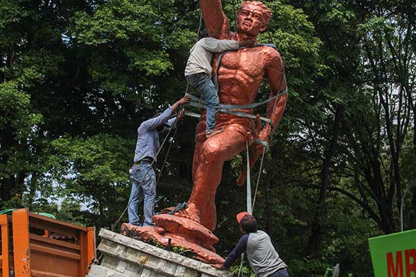 Patung Obor Manahan Solo Dipindah, Ini Potret Proses Pembongkaran ...