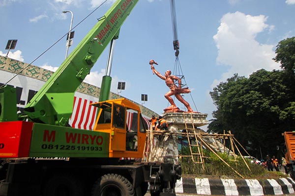 Patung Obor Manahan Solo Dipindah, Ini Potret Proses Pembongkaran ...