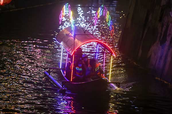 Asyiknya Naik Perahu Wisata Susuri Kali Pepe Solo Dihias Lampion Warna-Warni - Espos.id | Espos ...