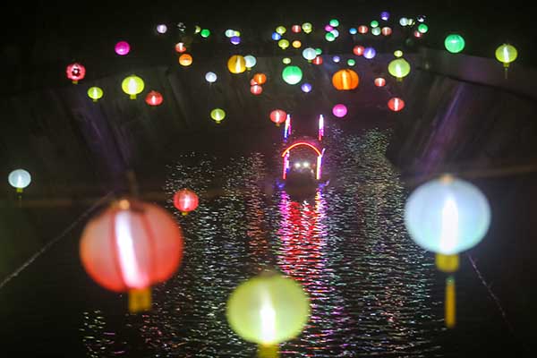 Asyiknya Naik Perahu Wisata Susuri Kali Pepe Solo Dihias Lampion Warna-Warni - Espos.id | Espos ...