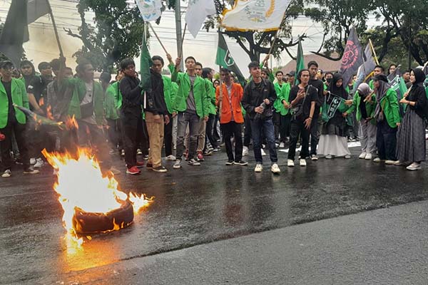 Demo Tolak Pengesahan UU Cipta Kerja, Mahasiswa Geruduk Gedung DPR - Espos.id
