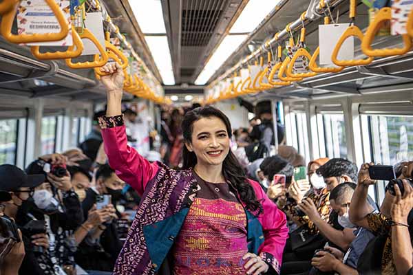 Trunk Show di Gerbong Kereta LRT Palembang, Kenalkan Kain Khas Sumsel - Espos.id | Espos ...