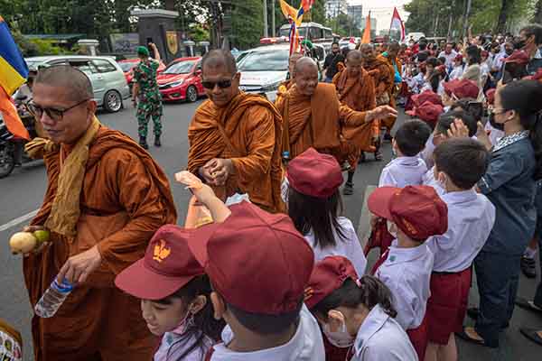 Singgah di Vihara Jayanti Semarang, 32 Biksu Thudong Lewati Hutan & Sungai - Espos.id