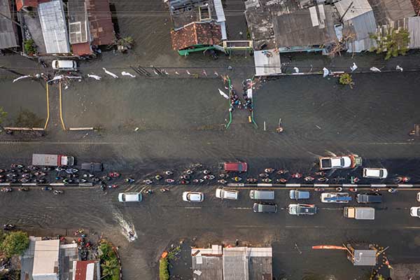 Banjir Rob Rendam Jalur Pantura di Sayung Demak, Lalin Tersendat 7 Km - Espos.id | Espos ...