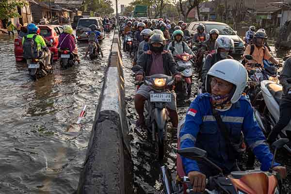 Banjir Rob Rendam Jalur Pantura di Sayung Demak, Lalin Tersendat 7 Km - Espos.id | Espos ...