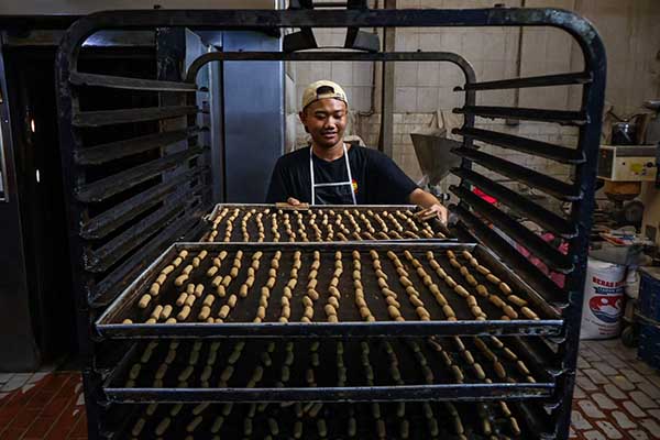 Mengintip Produksi Roti Kecik di Ganep Bakery, Oleh-oleh Legendaris ...