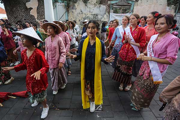 Potret Ratusan Pelajar Semarang Tampil Anggun di Parade Milenial Berkebaya - Espos.id | Espos ...