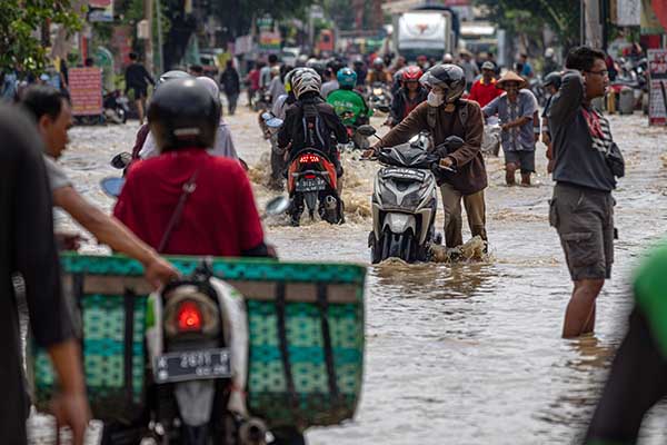 Penampakan Jalan Utama Semarang-Purwodadi Lumpuh Akibat Banjir di Grobogan - Espos.id
