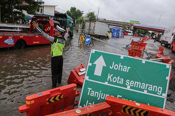 Jalur Pantura Kaligawe Semarang Terendam Banjir, Arus Lalin Terganggu - Espos.id | Espos ...