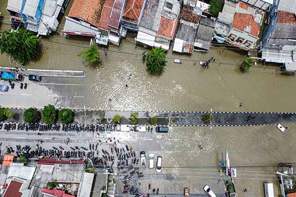 Jalur Pantura Semarang-Demak Masih Terendam Banjir, Ketinggian Air 50-80 Cm - Espos.id