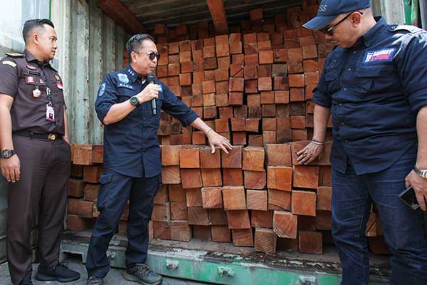 55 Kontainer Berisi Kayu Olahan Ilegal Diamankan Gakkum KLHK di Surabaya - Espos.id