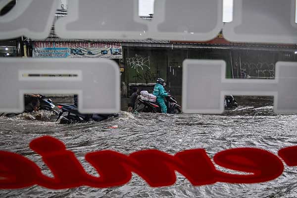 Diguyur Hujan Deras, Sejumlah Wilayah di Tangsel Terendam Banjir - Espos.id
