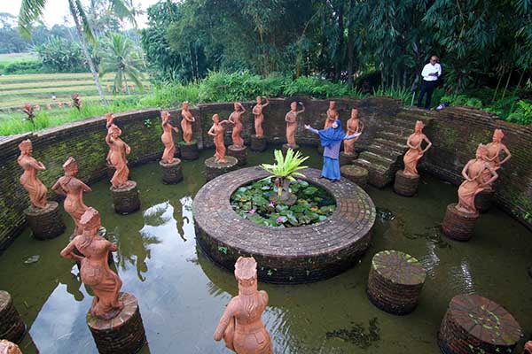 Potret Indahnya Destinasi Wisata Seribu Patung Penari Gandrung di ...