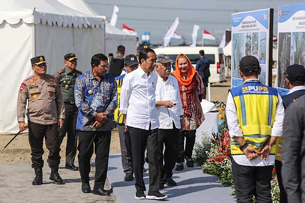Jokowi Tinjau Proyek Tanggul Rob dan Penataan Kampung Nelayan di Semarang - Espos.id