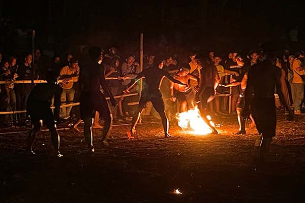 Potret Serunya Tradisi Sepak Bola Api di Jepara, Simbol Perangi Hawa ...