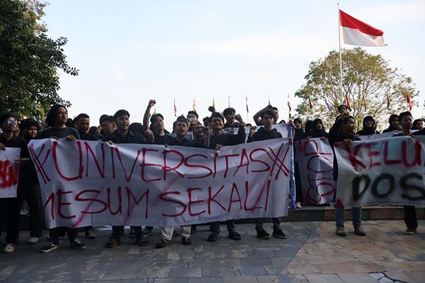 Mahasiswa UMS Geruduk Gedung Rektorat Sikapi Kasus Dugaan Pelecehan Seksual - Espos.id