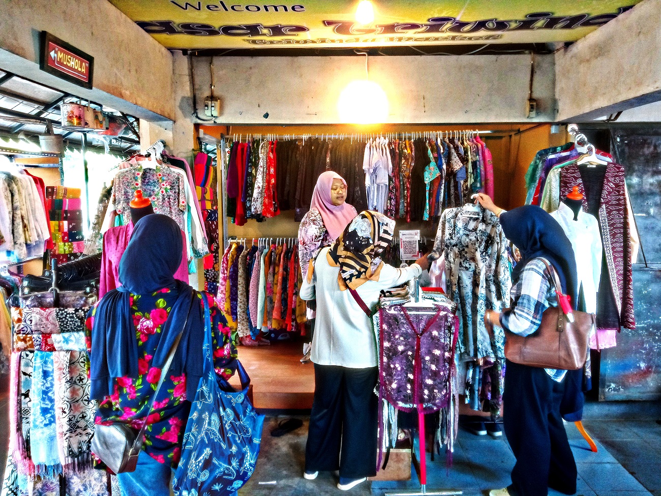 Pasar Triwindu Solo Kini Jadi Jujugan Gen Z Berburu Kebaya - Espos.id